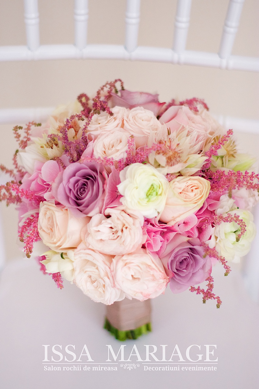 Buchet mireasa frumos realizat din hortensia roz si ranunculus alb